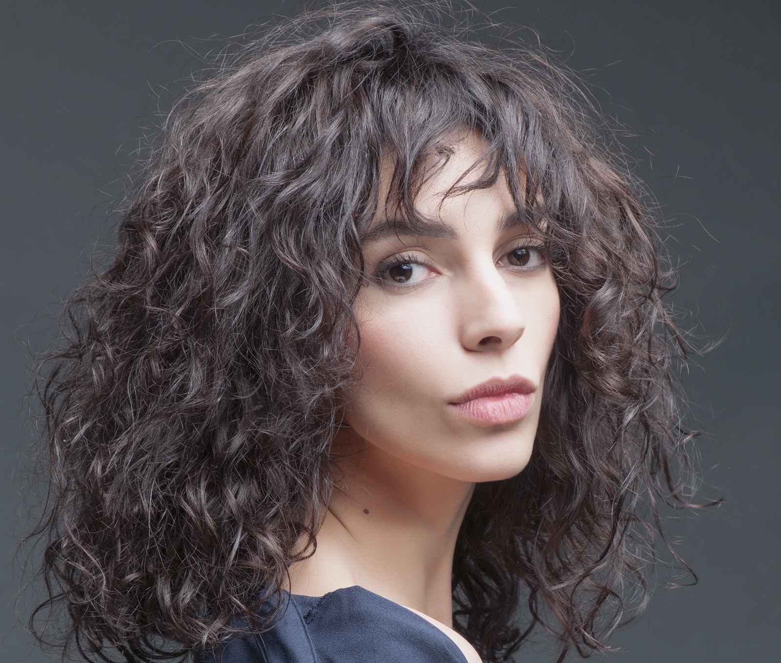 Oynadığı karakterlerle oyunculuğu doyasıya yaşayan bir isim: Ezgi Çelik ...