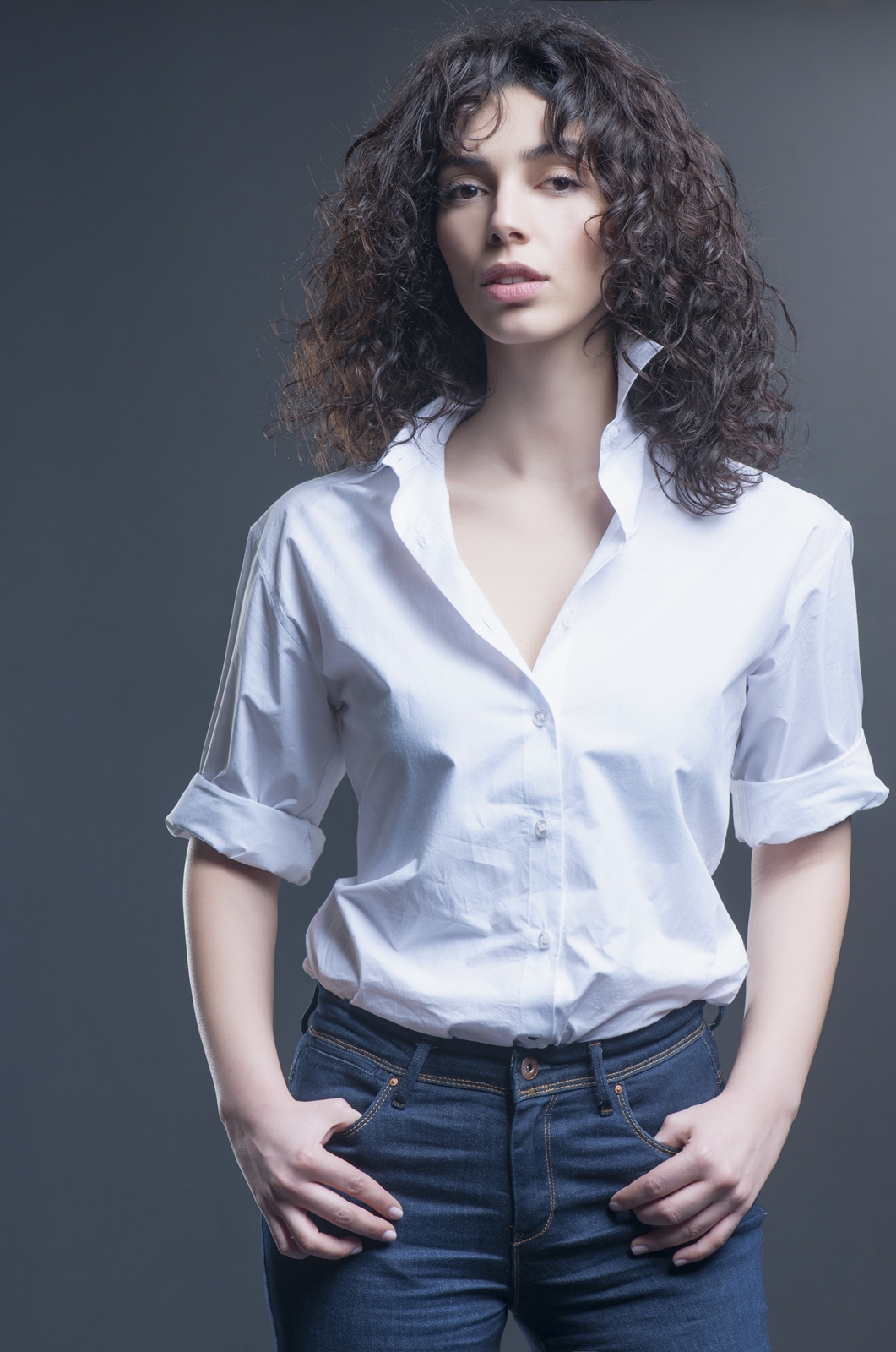 Oynadığı karakterlerle oyunculuğu doyasıya yaşayan bir isim: Ezgi Çelik ...